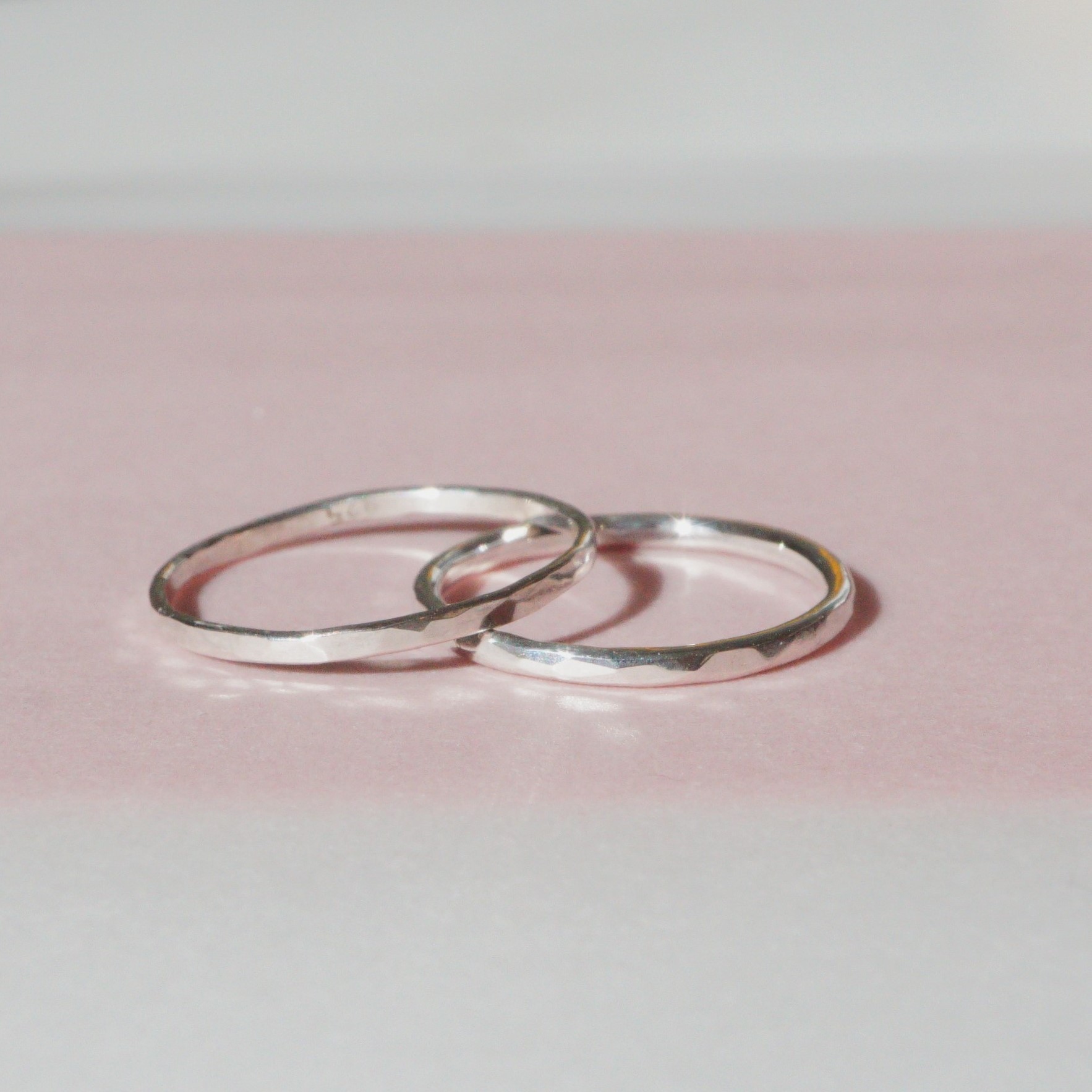 schlichter gehämmerter Ring aus Silber - Ida Fischer Schmuck | selekkt.com