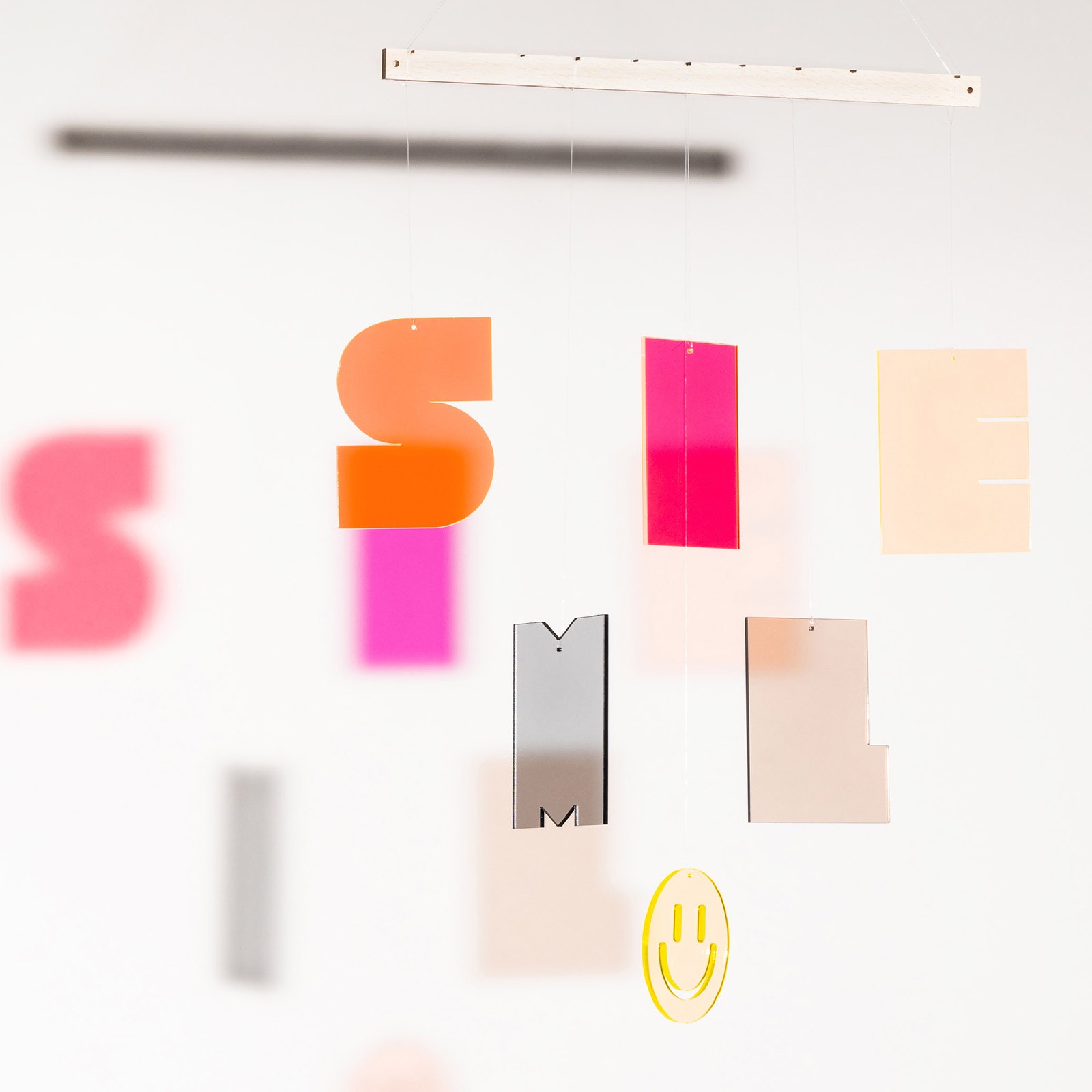 Mobilé SMILE von not white studio. | selekkt.com